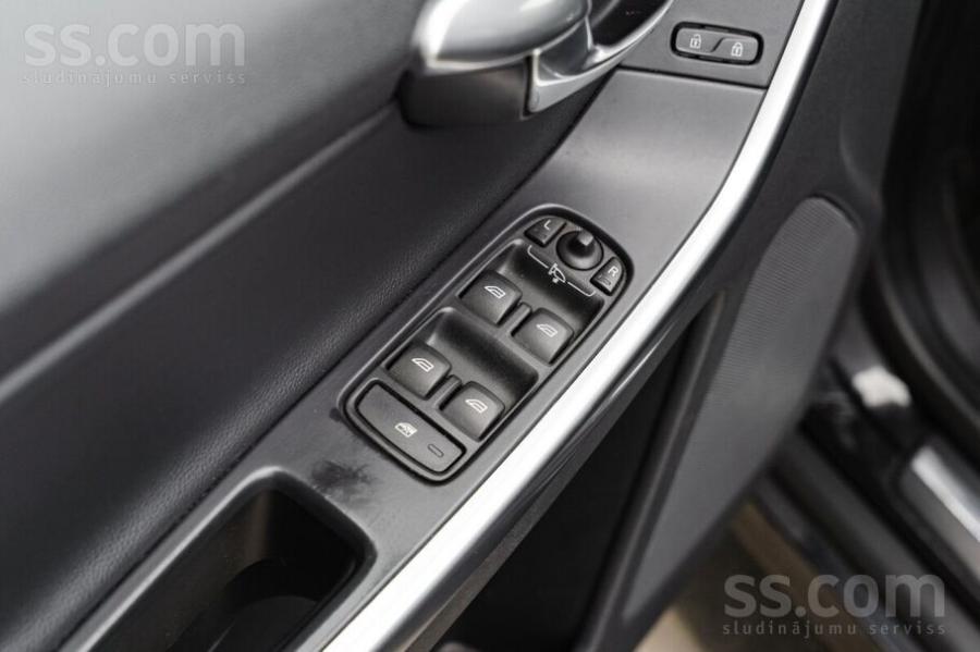 Melns Volvo XC60 2014 Rīga, ar dzinēja tilpumu 2.00 L un nobraukumu 299 tūkst. km par 8700 €, foto 10 vietnē AUTOMOTO.COM.LV