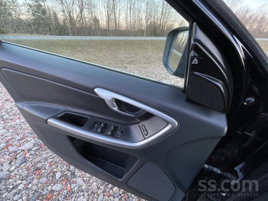Black Volvo XC60 2014 in Cesis, with an engine capacity of 2.00 L and mileage of 0 thousand km for 10590 €, photo 9 on AUTOMOTO.COM.LV