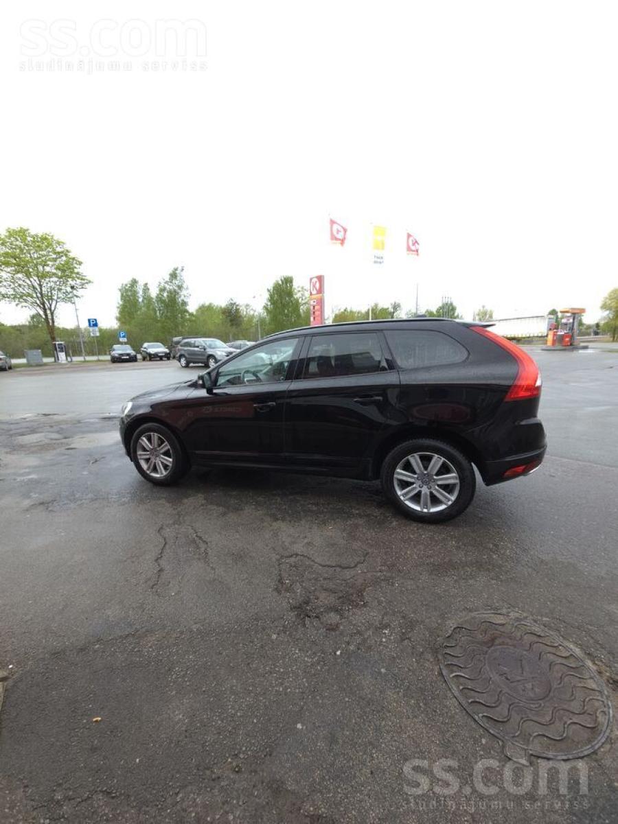 Black Volvo XC60 2014 in Riga, with an engine capacity of 2.00 L and mileage of 256 thousand km for 9450 €, photo 4 on AUTOMOTO.COM.LV