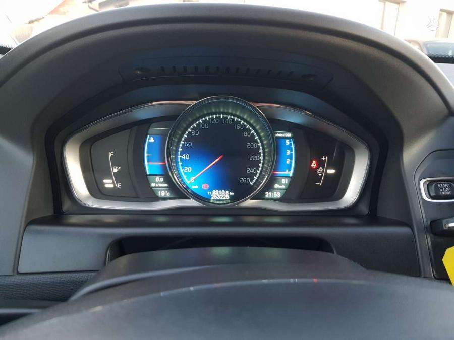 Black Volvo XC60 2014 in Pakruojis, with an engine capacity of 2.40 L and mileage of 253 thousand km for 12599 €, photo 13 on AUTOMOTO.COM.LV