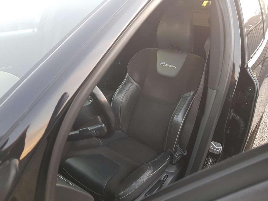 Black Volvo XC60 2014 in Pakruojis, with an engine capacity of 2.40 L and mileage of 253 thousand km for 12599 €, photo 18 on AUTOMOTO.COM.LV
