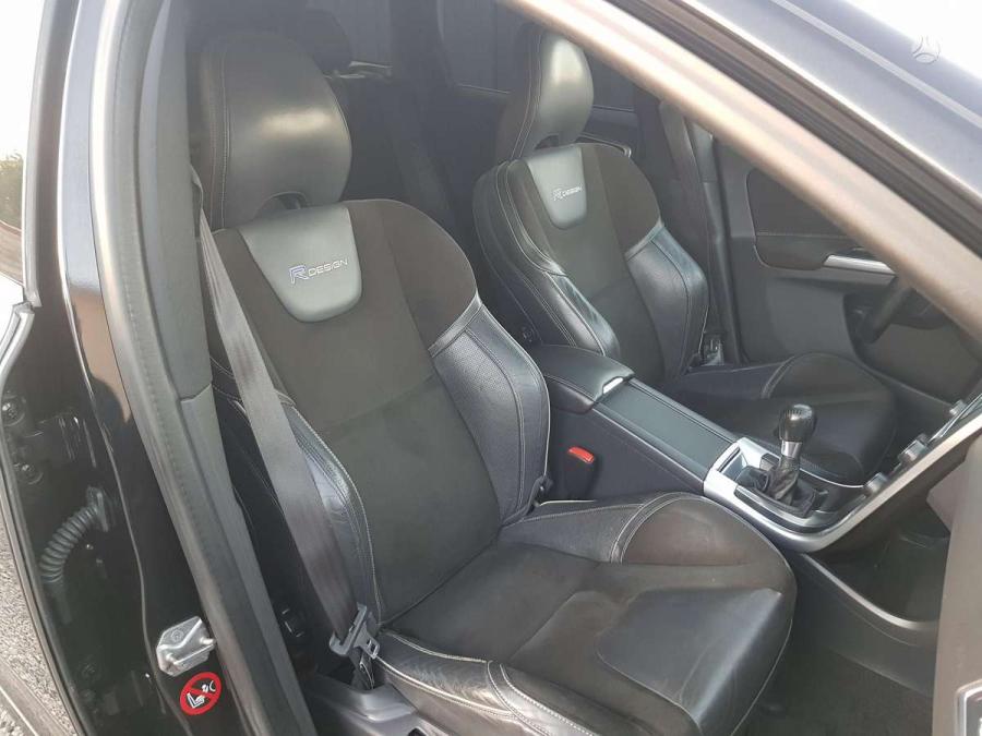 Black Volvo XC60 2014 in Pakruojis, with an engine capacity of 2.40 L and mileage of 253 thousand km for 12599 €, photo 19 on AUTOMOTO.COM.LV