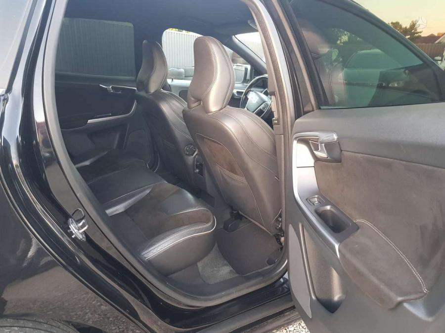 Black Volvo XC60 2014 in Pakruojis, with an engine capacity of 2.40 L and mileage of 253 thousand km for 12599 €, photo 20 on AUTOMOTO.COM.LV