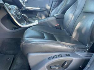 Melns Volvo XC60 2014 Marijampole, ar dzinēja tilpumu 2.40 L un nobraukumu 263 tūkst. km par 13650 €, foto 12 vietnē AUTOMOTO.COM.LV