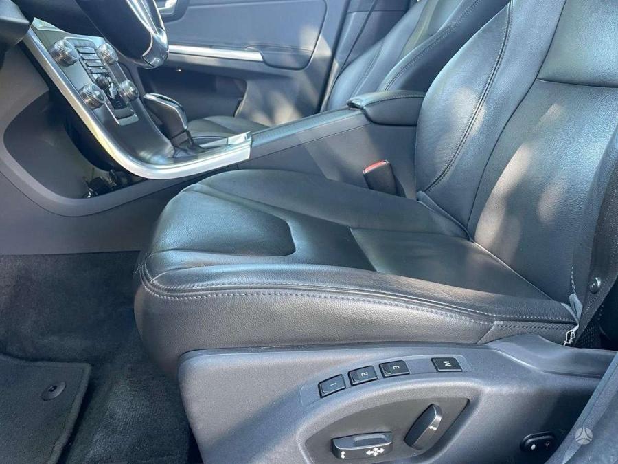 Melns Volvo XC60 2014 Marijampole, ar dzinēja tilpumu 2.40 L un nobraukumu 263 tūkst. km par 13650 €, foto 12 vietnē AUTOMOTO.COM.LV