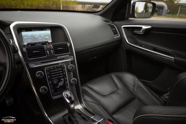 Melns Volvo XC60 2014 Jelgava, ar dzinēja tilpumu 2.40 L un nobraukumu 285 tūkst. km par 15900 €, foto 10 vietnē AUTOMOTO.COM.LV