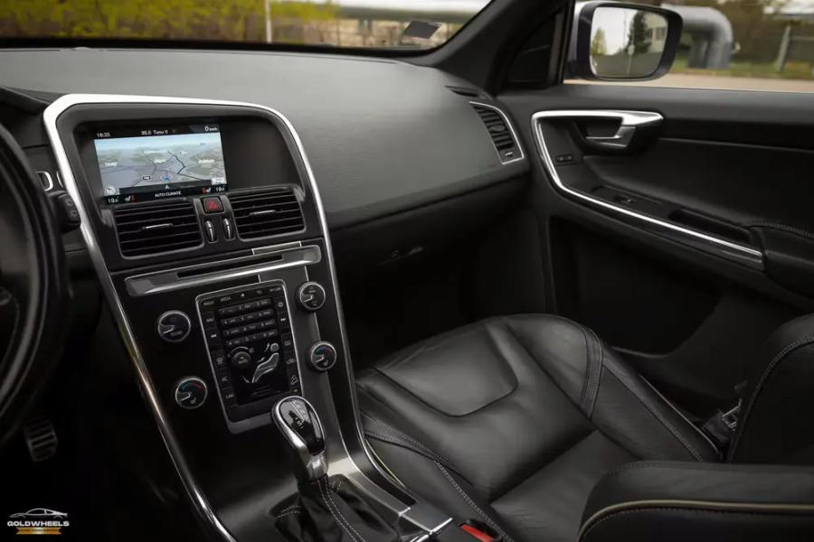 Black Volvo XC60 2014 in Jelgava, with an engine capacity of 2.40 L and mileage of 285 thousand km for 15900 €, photo 11 on AUTOMOTO.COM.LV