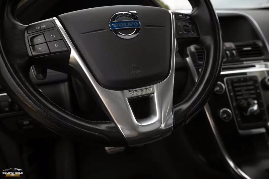 Black Volvo XC60 2014 in Jelgava, with an engine capacity of 2.40 L and mileage of 285 thousand km for 15900 €, photo 14 on AUTOMOTO.COM.LV