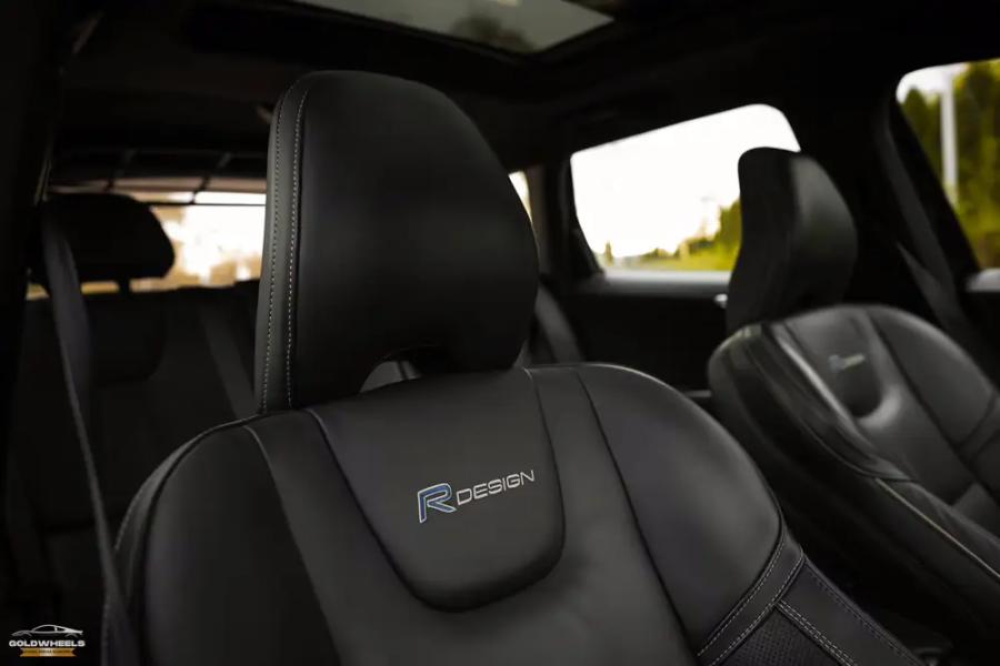Black Volvo XC60 2014 in Jelgava, with an engine capacity of 2.40 L and mileage of 285 thousand km for 15900 €, photo 15 on AUTOMOTO.COM.LV