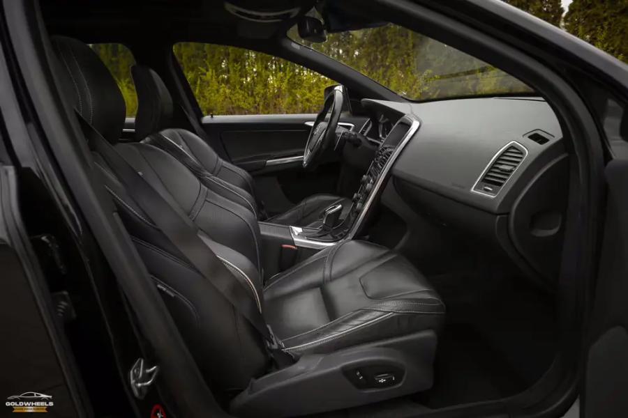 Black Volvo XC60 2014 in Jelgava, with an engine capacity of 2.40 L and mileage of 285 thousand km for 15900 €, photo 16 on AUTOMOTO.COM.LV