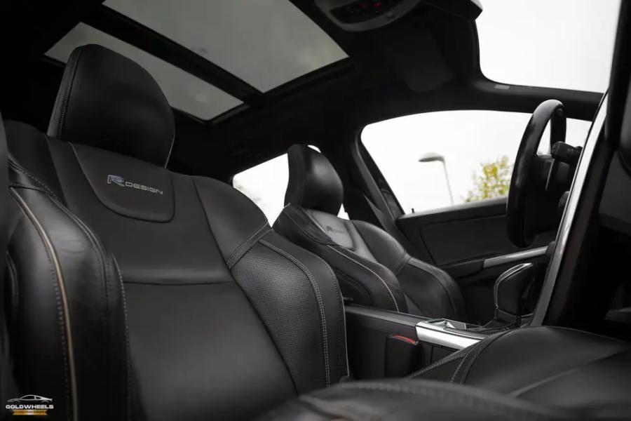 Black Volvo XC60 2014 in Jelgava, with an engine capacity of 2.40 L and mileage of 285 thousand km for 15900 €, photo 19 on AUTOMOTO.COM.LV