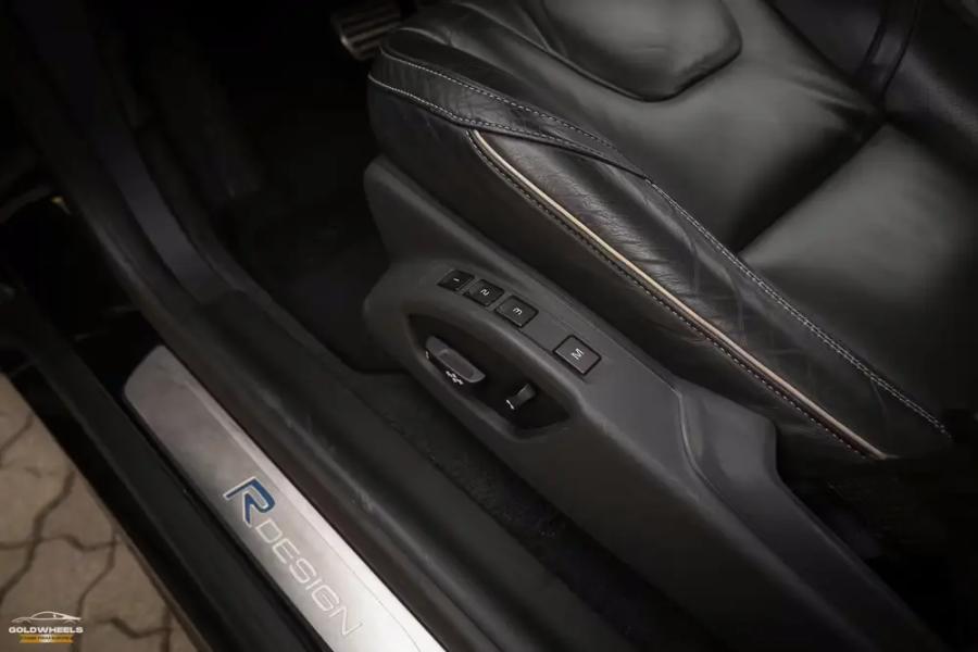 Black Volvo XC60 2014 in Jelgava, with an engine capacity of 2.40 L and mileage of 285 thousand km for 15900 €, photo 20 on AUTOMOTO.COM.LV