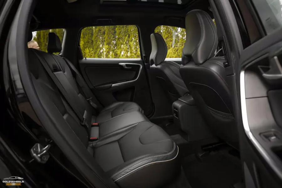 Black Volvo XC60 2014 in Jelgava, with an engine capacity of 2.40 L and mileage of 285 thousand km for 15900 €, photo 24 on AUTOMOTO.COM.LV