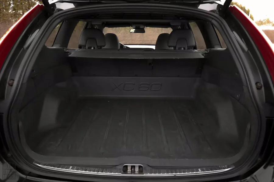 Black Volvo XC60 2014 in Jelgava, with an engine capacity of 2.40 L and mileage of 285 thousand km for 15900 €, photo 26 on AUTOMOTO.COM.LV