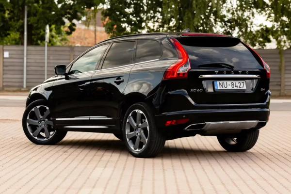 Melns Volvo XC60 2014 Jelgava, ar dzinēja tilpumu 2.00 L un nobraukumu 328 tūkst. km par 14600 €, foto 4 vietnē AUTOMOTO.COM.LV