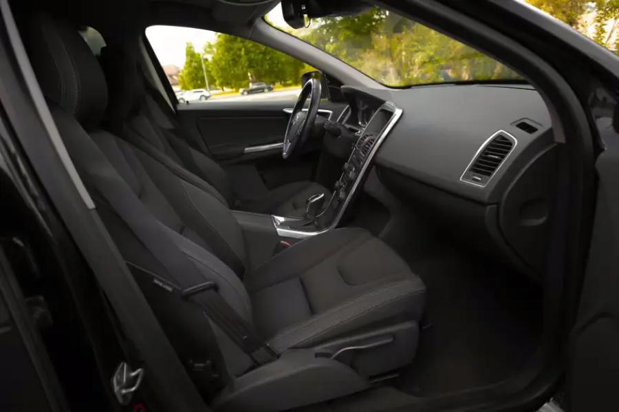 Melns Volvo XC60 2014 Jelgava, ar dzinēja tilpumu 2.00 L un nobraukumu 328 tūkst. km par 14600 €, foto 10 vietnē AUTOMOTO.COM.LV
