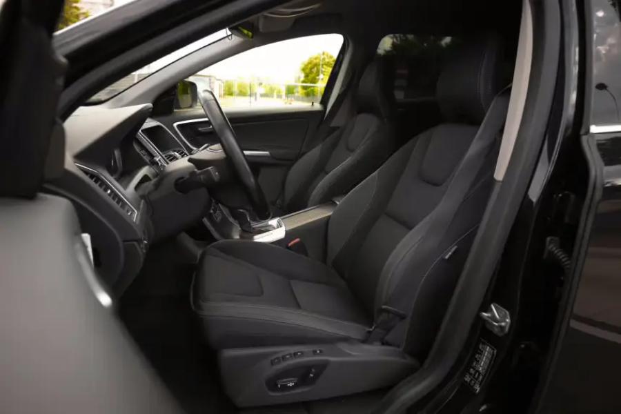 Melns Volvo XC60 2014 Jelgava, ar dzinēja tilpumu 2.00 L un nobraukumu 328 tūkst. km par 14600 €, foto 13 vietnē AUTOMOTO.COM.LV
