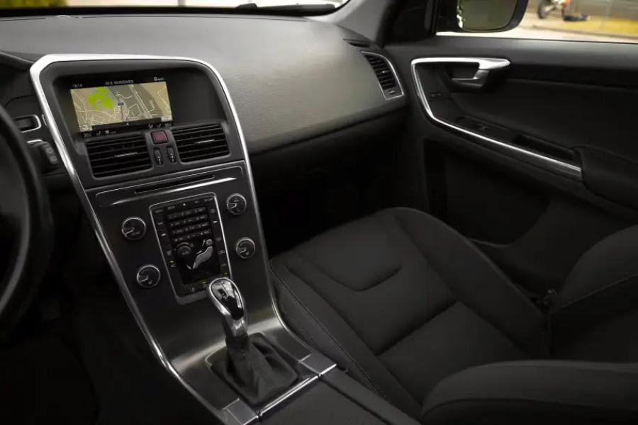 Melns Volvo XC60 2014 Jelgava, ar dzinēja tilpumu 2.00 L un nobraukumu 328 tūkst. km par 14600 €, foto 16 vietnē AUTOMOTO.COM.LV