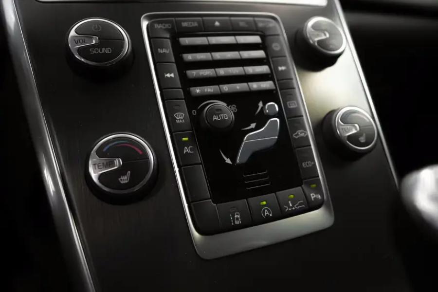 Melns Volvo XC60 2014 Jelgava, ar dzinēja tilpumu 2.00 L un nobraukumu 328 tūkst. km par 14600 €, foto 17 vietnē AUTOMOTO.COM.LV