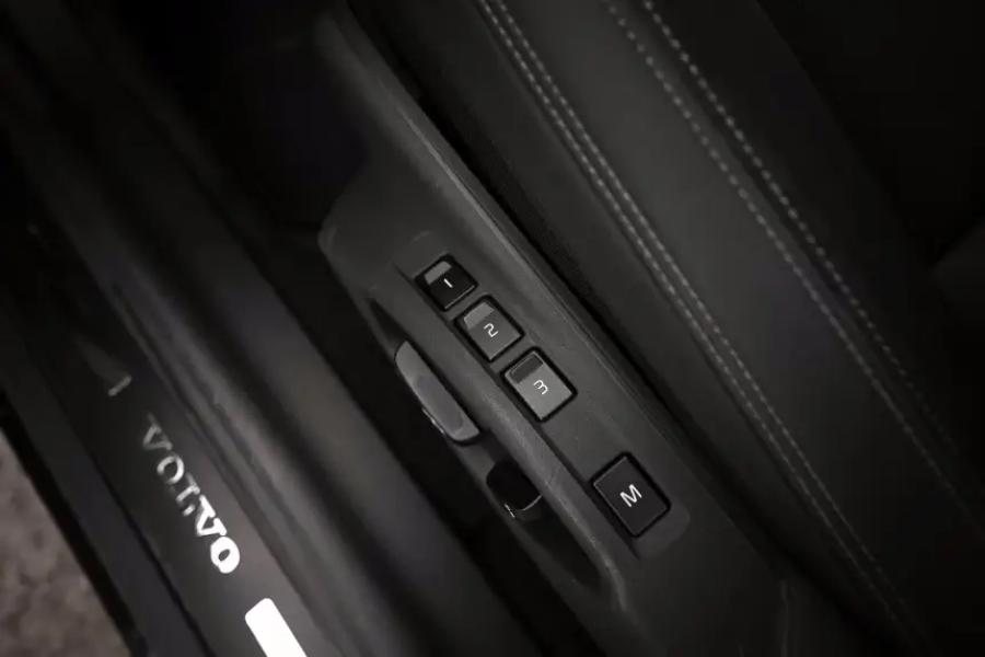 Melns Volvo XC60 2014 Jelgava, ar dzinēja tilpumu 2.00 L un nobraukumu 328 tūkst. km par 14600 €, foto 20 vietnē AUTOMOTO.COM.LV
