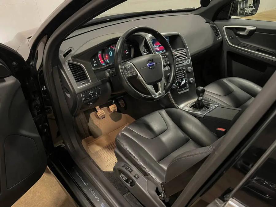 Black Volvo XC60 2014 in Jurmala, with an engine capacity of 2.40 L and mileage of 295 thousand km for 13995 €, photo 15 on AUTOMOTO.COM.LV