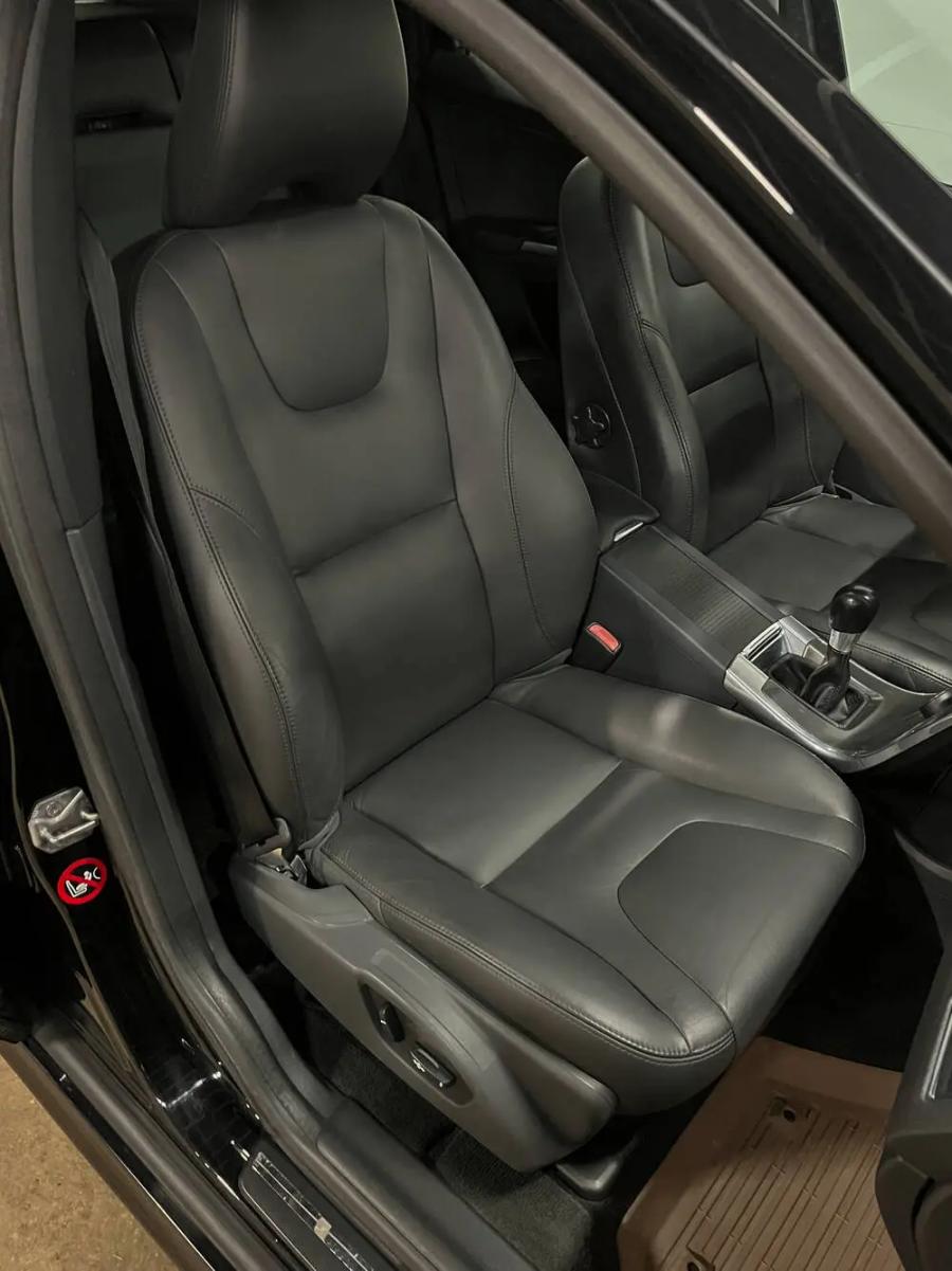 Black Volvo XC60 2014 in Jurmala, with an engine capacity of 2.40 L and mileage of 295 thousand km for 13995 €, photo 21 on AUTOMOTO.COM.LV