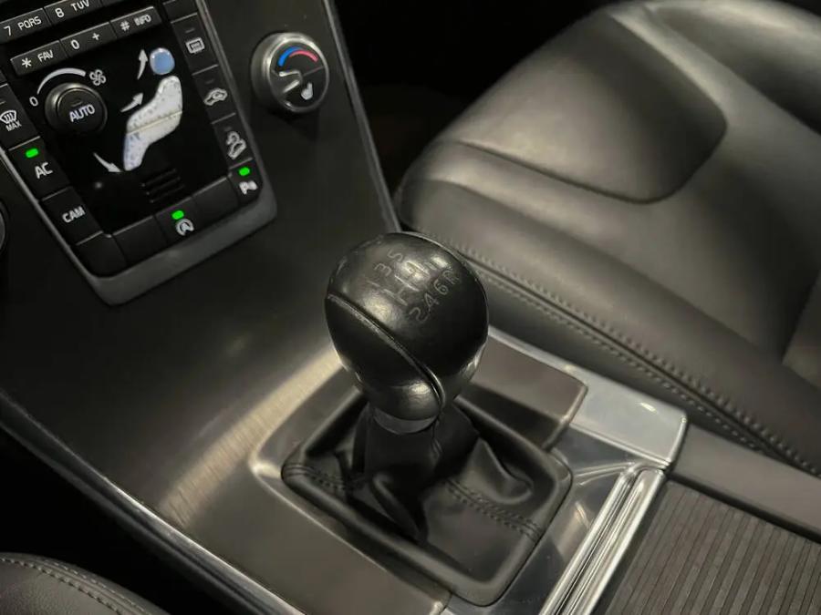 Black Volvo XC60 2014 in Jurmala, with an engine capacity of 2.40 L and mileage of 295 thousand km for 13995 €, photo 27 on AUTOMOTO.COM.LV