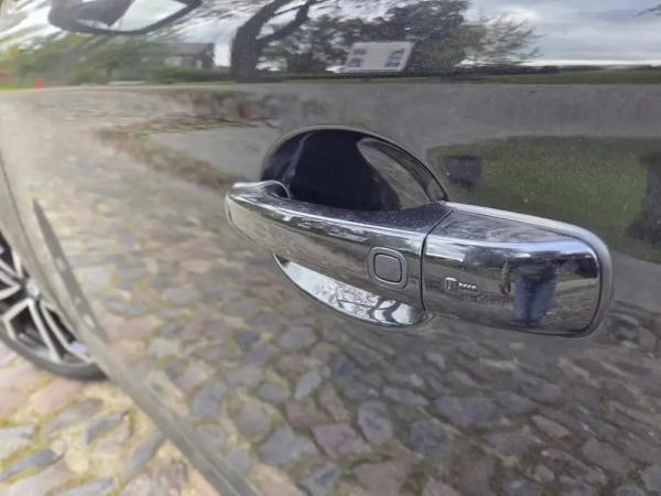 Black Volvo XC60 2014 in Jelgava, with an engine capacity of 2.40 L and mileage of 238 thousand km for 16800 €, photo 9 on AUTOMOTO.COM.LV