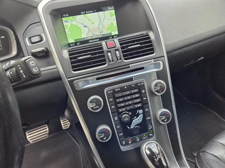 Black Volvo XC60 2014 in Jelgava, with an engine capacity of 2.40 L and mileage of 238 thousand km for 16800 €, photo 13 on AUTOMOTO.COM.LV