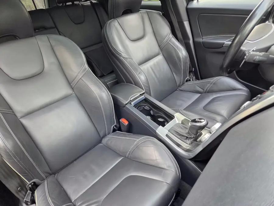 Black Volvo XC60 2014 in Jelgava, with an engine capacity of 2.40 L and mileage of 238 thousand km for 16800 €, photo 17 on AUTOMOTO.COM.LV