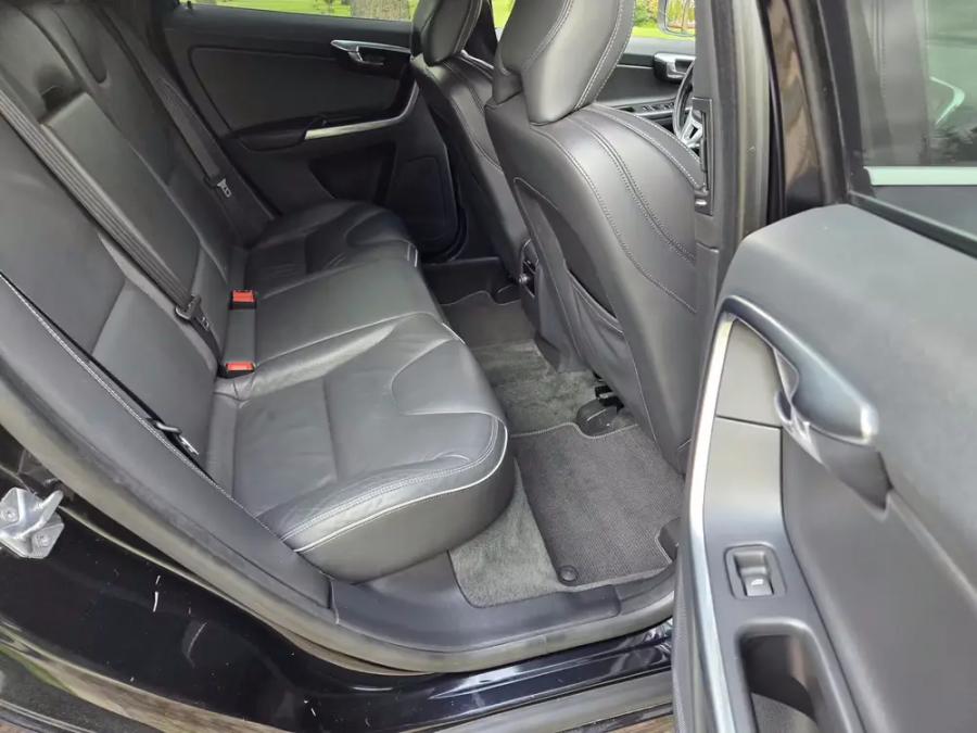 Black Volvo XC60 2014 in Jelgava, with an engine capacity of 2.40 L and mileage of 238 thousand km for 16800 €, photo 19 on AUTOMOTO.COM.LV