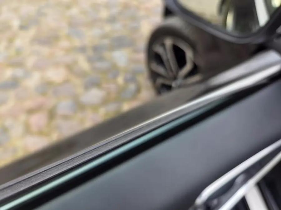 Black Volvo XC60 2014 in Jelgava, with an engine capacity of 2.40 L and mileage of 238 thousand km for 16800 €, photo 23 on AUTOMOTO.COM.LV