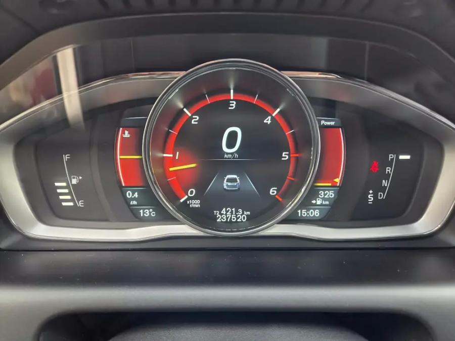Black Volvo XC60 2014 in Jelgava, with an engine capacity of 2.40 L and mileage of 238 thousand km for 16800 €, photo 24 on AUTOMOTO.COM.LV