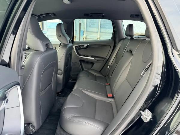 Melns Volvo XC60 2014 Rīga, ar dzinēja tilpumu 2.00 L un nobraukumu 268 tūkst. km par 11995 €, foto 7 vietnē AUTOMOTO.COM.LV