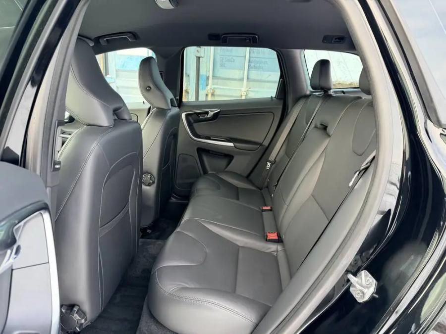 Black Volvo XC60 2014 in Riga, with an engine capacity of 2.00 L and mileage of 268 thousand km for 11995 €, photo 8 on AUTOMOTO.COM.LV