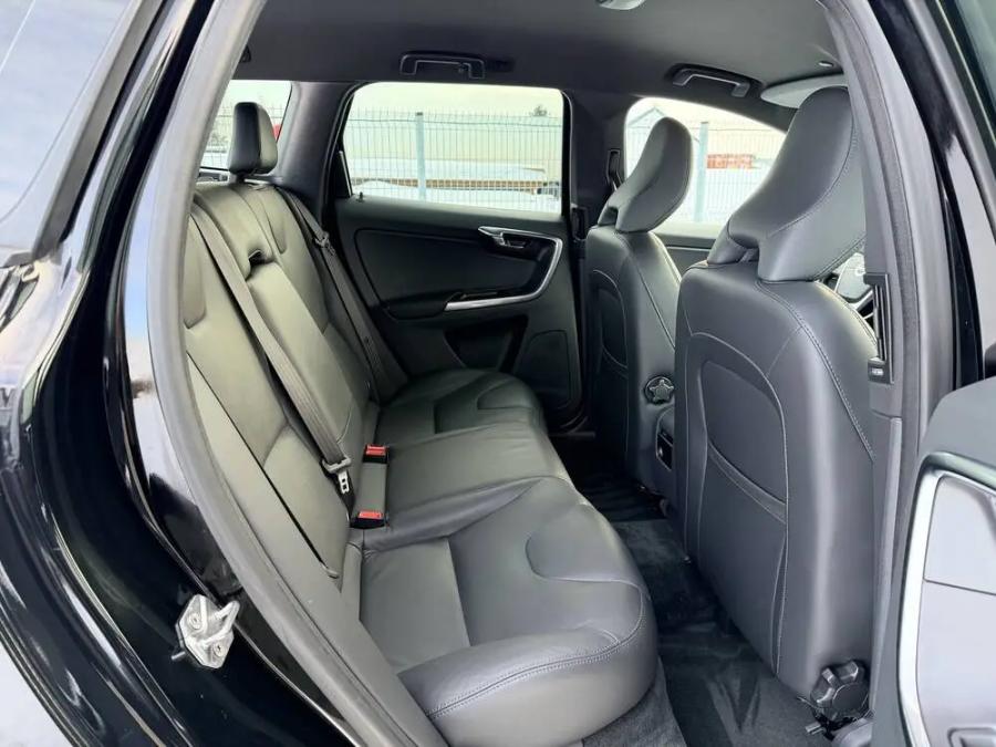 Black Volvo XC60 2014 in Riga, with an engine capacity of 2.00 L and mileage of 268 thousand km for 11995 €, photo 11 on AUTOMOTO.COM.LV