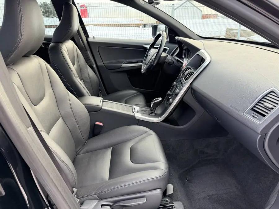 Black Volvo XC60 2014 in Riga, with an engine capacity of 2.00 L and mileage of 268 thousand km for 11995 €, photo 12 on AUTOMOTO.COM.LV