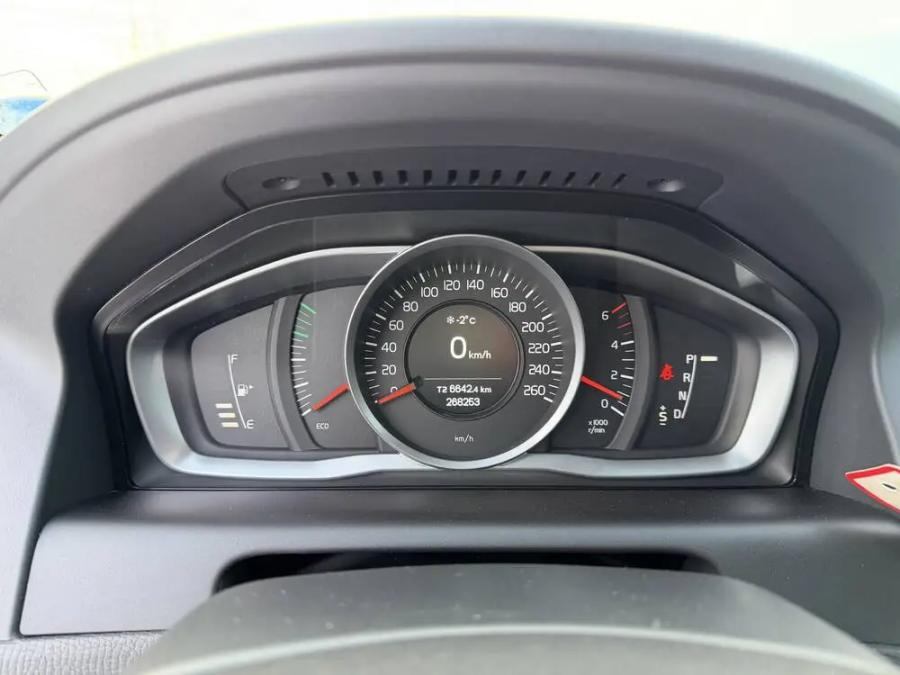 Black Volvo XC60 2014 in Riga, with an engine capacity of 2.00 L and mileage of 268 thousand km for 11995 €, photo 15 on AUTOMOTO.COM.LV