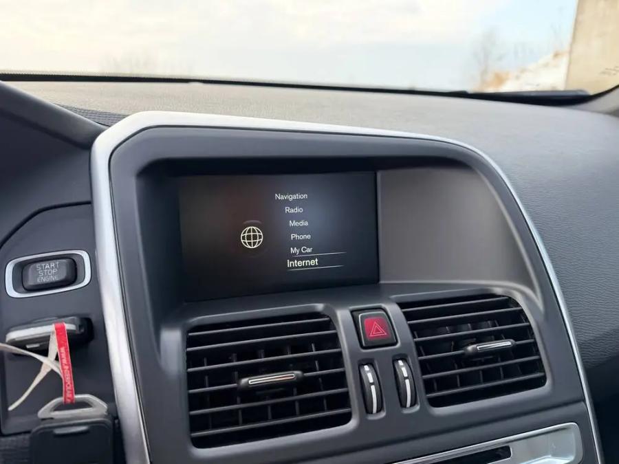 Black Volvo XC60 2014 in Riga, with an engine capacity of 2.00 L and mileage of 268 thousand km for 11995 €, photo 21 on AUTOMOTO.COM.LV