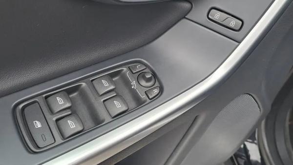 Melns Volvo XC60 2014 Rīga, ar dzinēja tilpumu 2.00 L un nobraukumu 213 tūkst. km par 12990 €, foto 8 vietnē AUTOMOTO.COM.LV