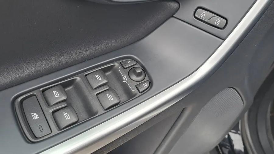 Melns Volvo XC60 2014 Rīga, ar dzinēja tilpumu 2.00 L un nobraukumu 213 tūkst. km par 12990 €, foto 9 vietnē AUTOMOTO.COM.LV