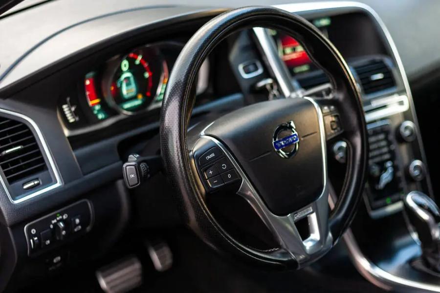 Melns Volvo XC60 2014 Rīga, ar dzinēja tilpumu 2.00 L un nobraukumu 289 tūkst. km par 11995 €, foto 18 vietnē AUTOMOTO.COM.LV