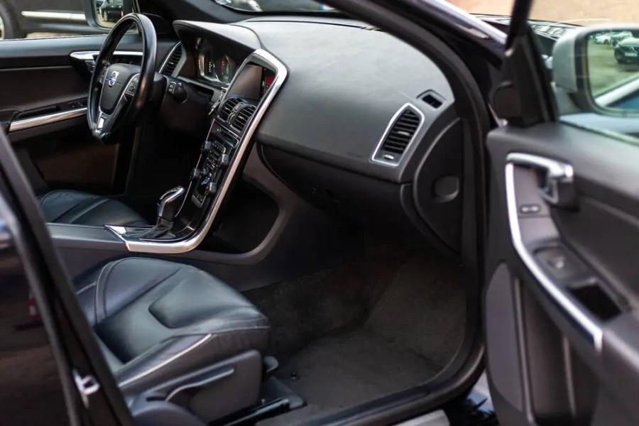 Melns Volvo XC60 2014 Rīga, ar dzinēja tilpumu 2.00 L un nobraukumu 289 tūkst. km par 11995 €, foto 22 vietnē AUTOMOTO.COM.LV
