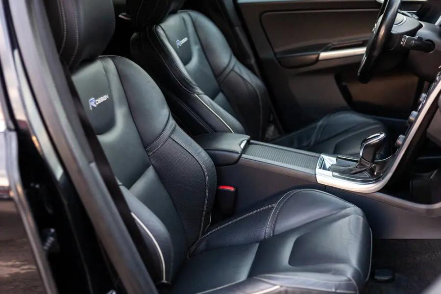Melns Volvo XC60 2014 Rīga, ar dzinēja tilpumu 2.00 L un nobraukumu 289 tūkst. km par 11995 €, foto 23 vietnē AUTOMOTO.COM.LV