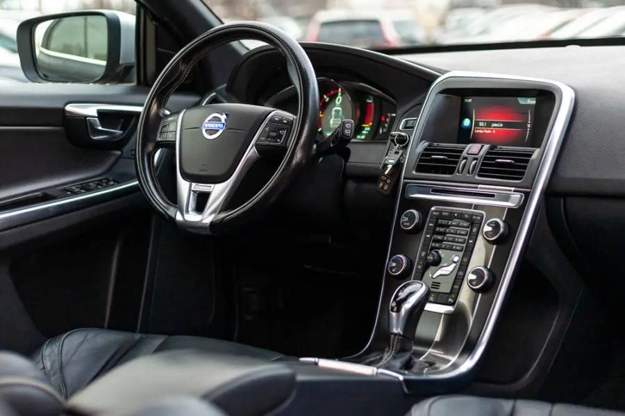 Melns Volvo XC60 2014 Rīga, ar dzinēja tilpumu 2.00 L un nobraukumu 289 tūkst. km par 11995 €, foto 27 vietnē AUTOMOTO.COM.LV