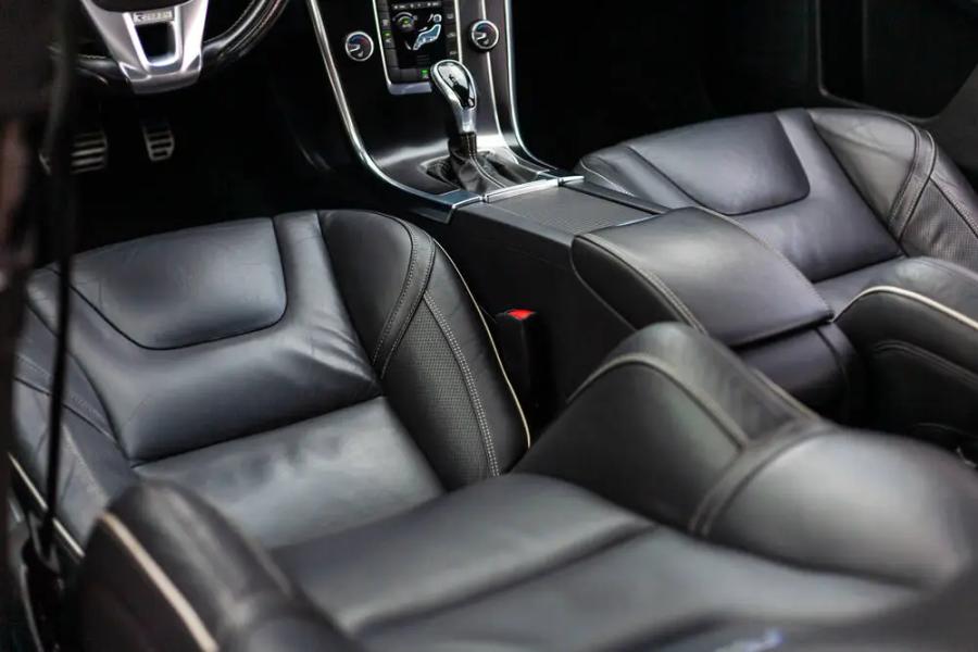 Melns Volvo XC60 2014 Rīga, ar dzinēja tilpumu 2.00 L un nobraukumu 289 tūkst. km par 11995 €, foto 28 vietnē AUTOMOTO.COM.LV