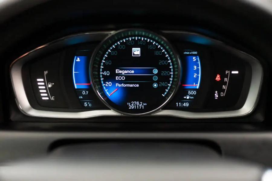 Melns Volvo XC60 2014 Rīga, ar dzinēja tilpumu 2.00 L un nobraukumu 289 tūkst. km par 11995 €, foto 31 vietnē AUTOMOTO.COM.LV