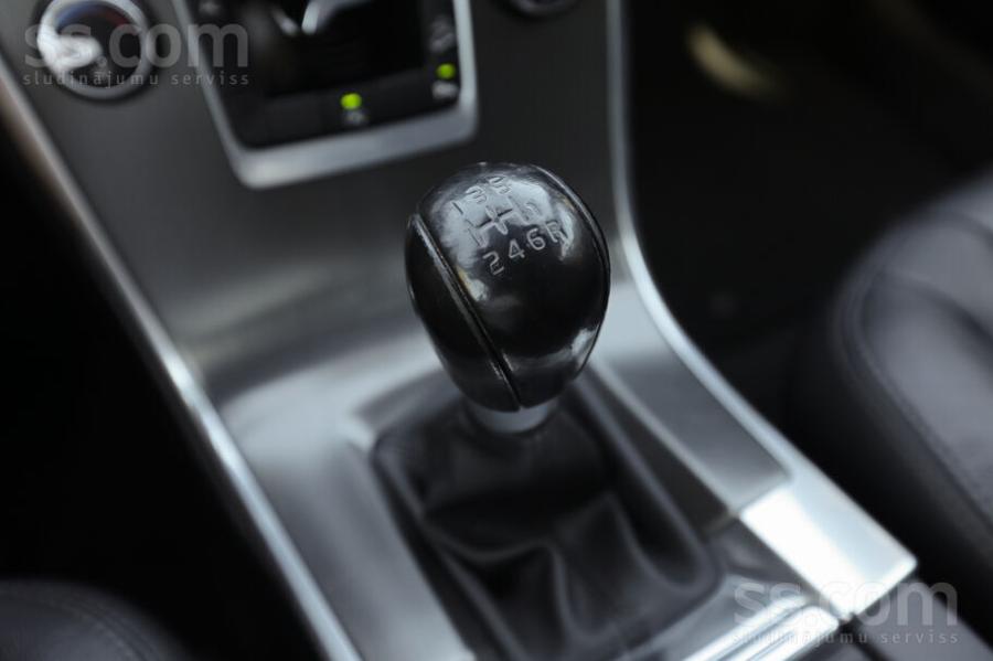 Black Volvo XC60 2014 in Riga, with an engine capacity of 2.40 L and mileage of 248 thousand km for 9990 €, photo 18 on AUTOMOTO.COM.LV