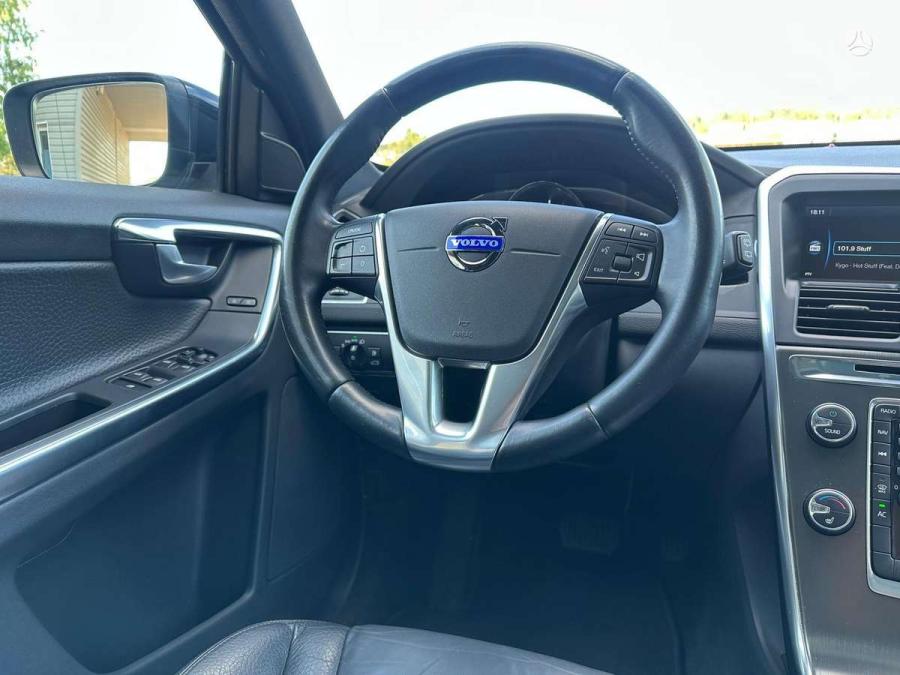 Black Volvo XC60 2014 in Vilnius, with an engine capacity of 2.40 L and mileage of 300 thousand km for 12700 €, photo 19 on AUTOMOTO.COM.LV