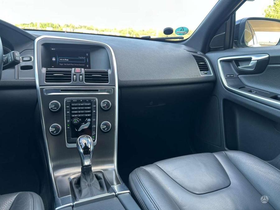 Black Volvo XC60 2014 in Vilnius, with an engine capacity of 2.40 L and mileage of 300 thousand km for 12700 €, photo 21 on AUTOMOTO.COM.LV